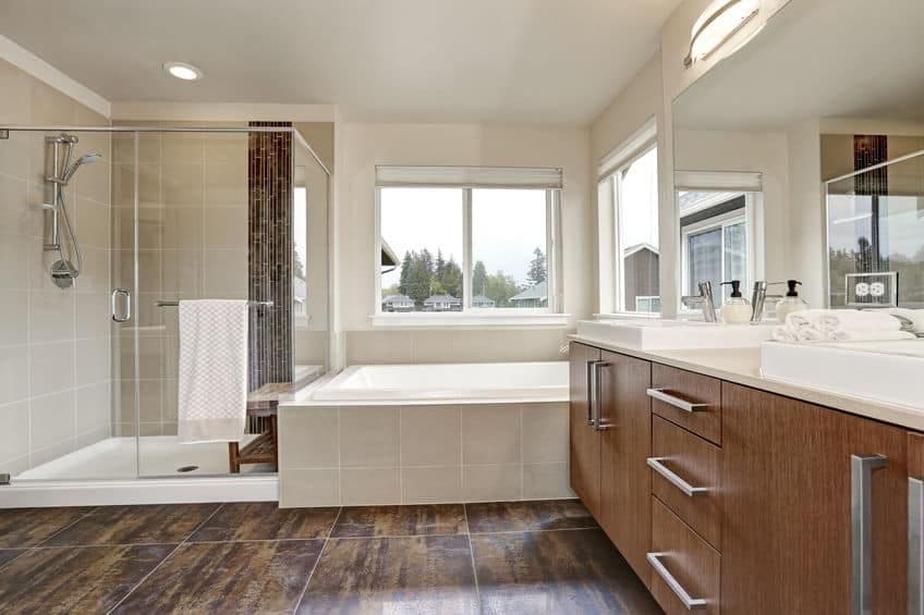 Walk-In Showers vs. Walk-In Tubs: 5 Key Differences